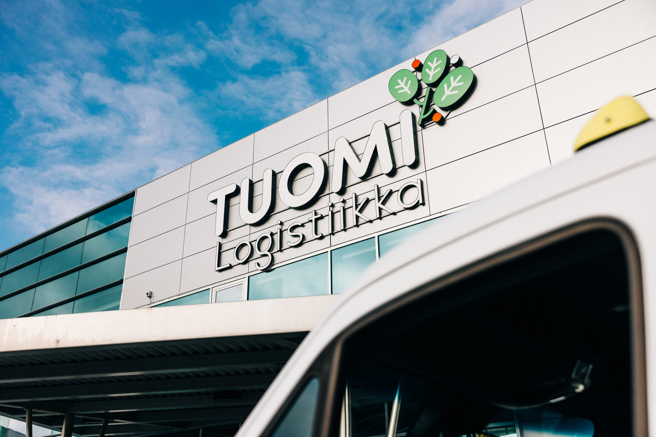 Tuomen kuljetusten tunnistetarran ulkoasu muuttuu - Tuomi Logistiikka Oy
